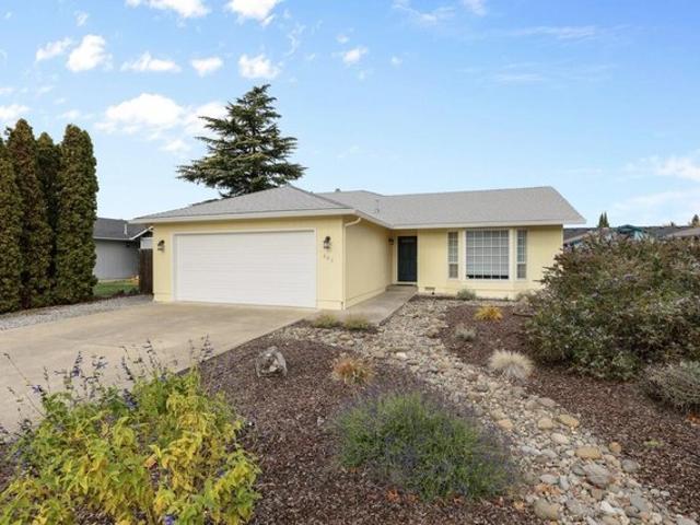 908 Blossom Ct, Medford, OR 97501