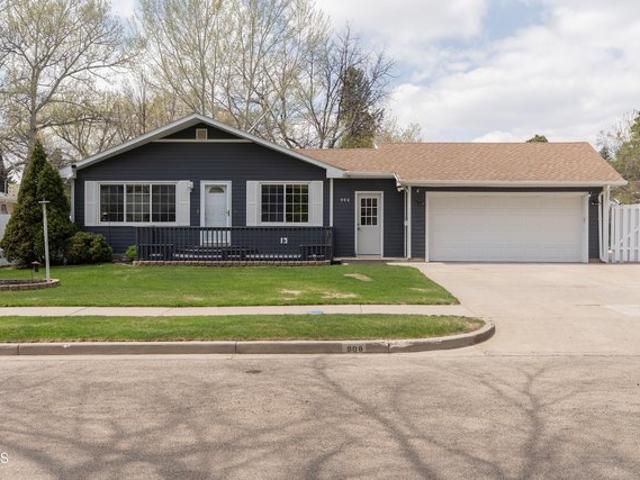 908 Midway Dr, Bismarck, ND 58501