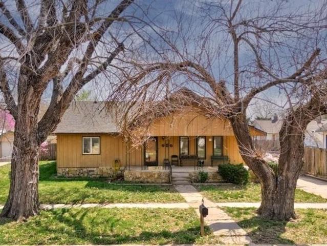 908 N 4th St, Arkansas City, KS 67005