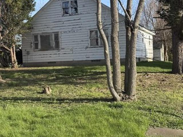 908 Sherman St, Dysart, IA 52224