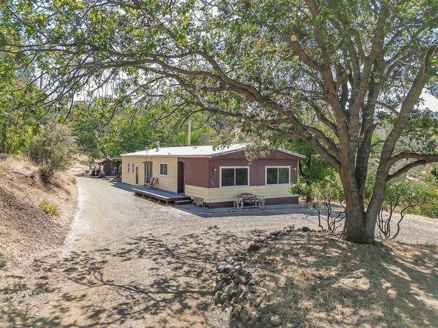 908 Rolling Hills Dr, Yreka, CA 96097