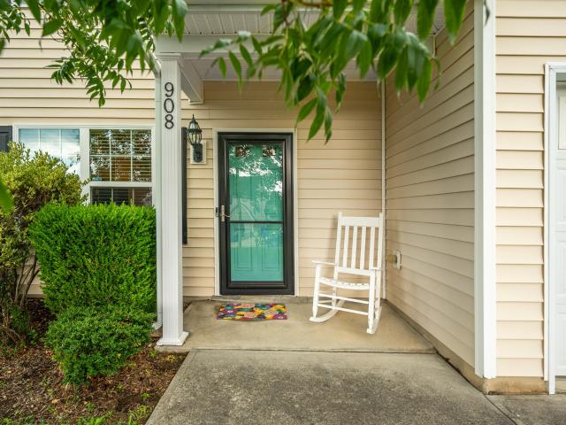 908 Woodside Park Lane