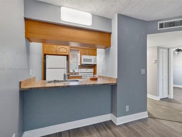 908 Twin Lakes Dr Unit 8C, Coral Springs, FL 33071