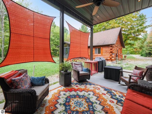 9098 Sunset Trail, NE