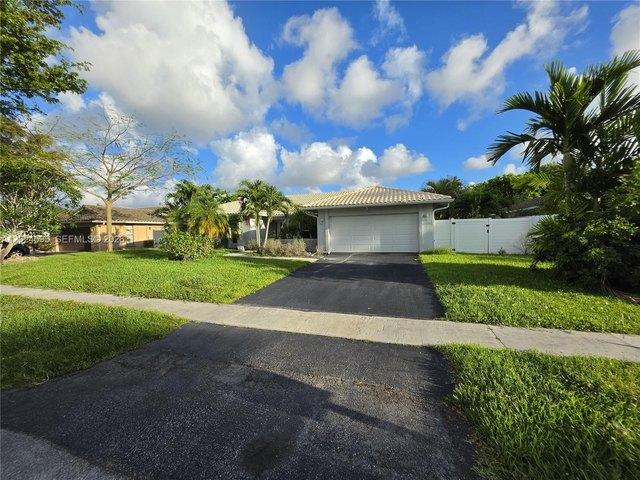 9090 NW 11th Ct, Plantation, FL 33322