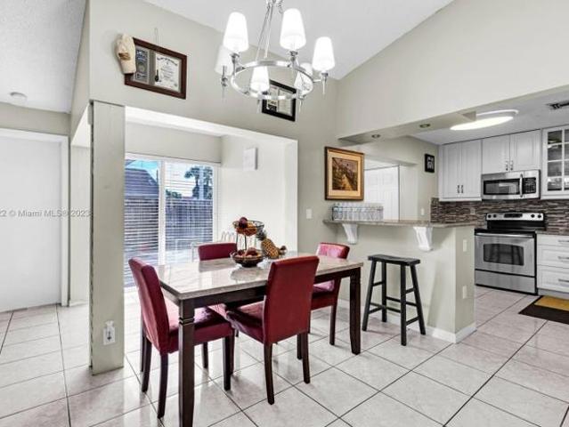 909 214th Ln NE #4, Miami, FL 33179