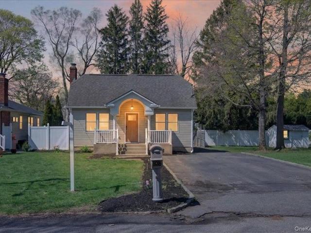 909 2nd St N, East Northport, NY 11731