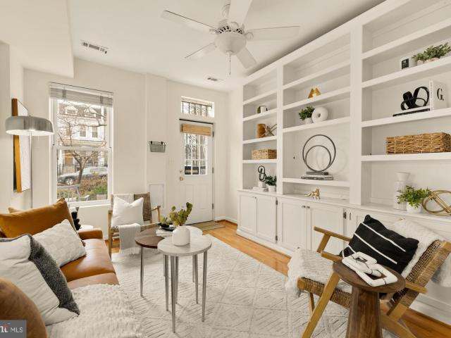 909 8th St NE, Washington, DC
