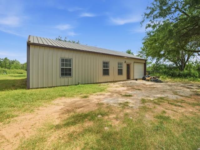 909 County Road 669, Devine, TX 78016