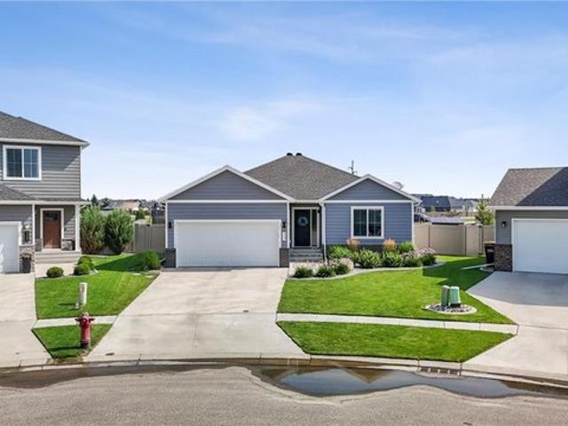 909 Ashley Dr W, West Fargo, ND 58078