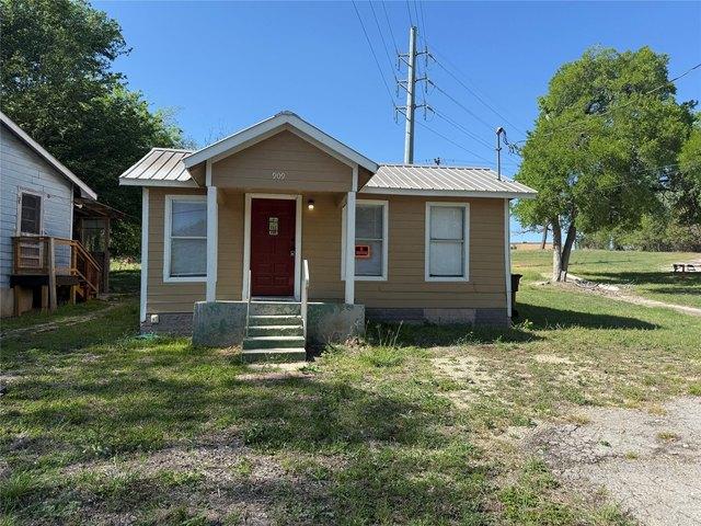 909 E Market St, Lockhart, TX 78644