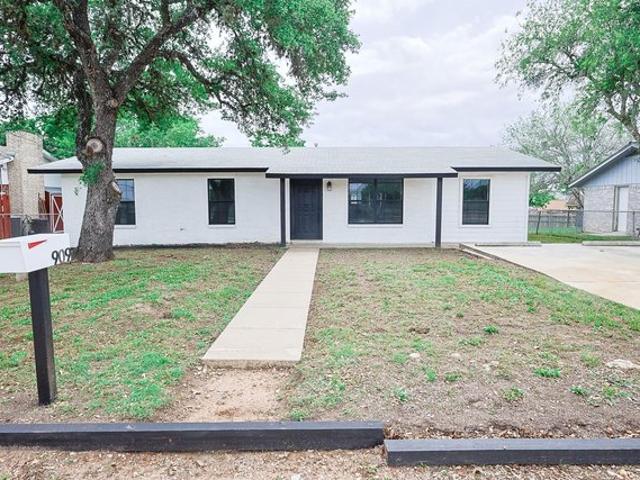 909 E Sarah St, Cuero, TX 77954