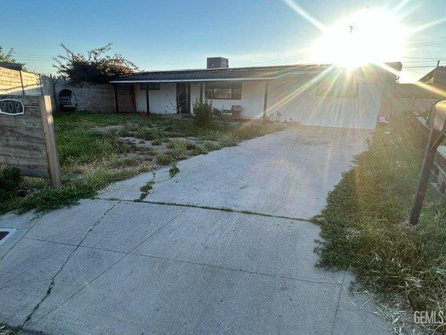 909 Oberlin Ct, Bakersfield, CA 93305