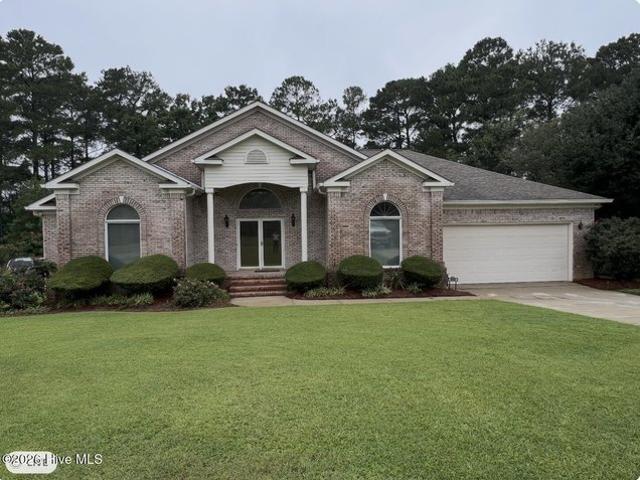 909 Lakeview Dr, Clinton, NC 28328