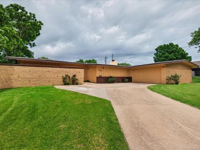 909 Lynnwood Ct, Bartlesville, OK 74006