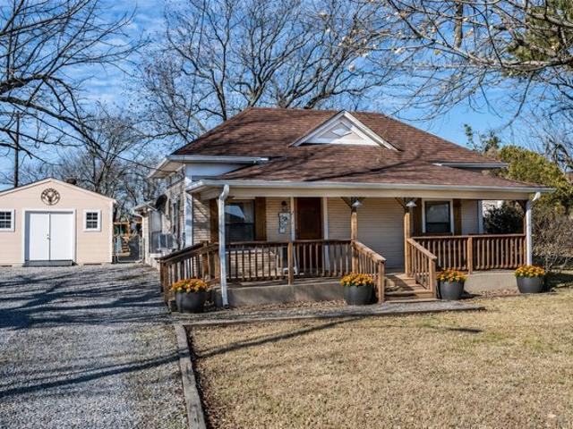 909 N Main St, Ector, TX 75439