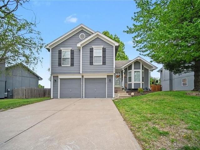 909 NE Michael Dr, Lee's Summit, MO 64086
