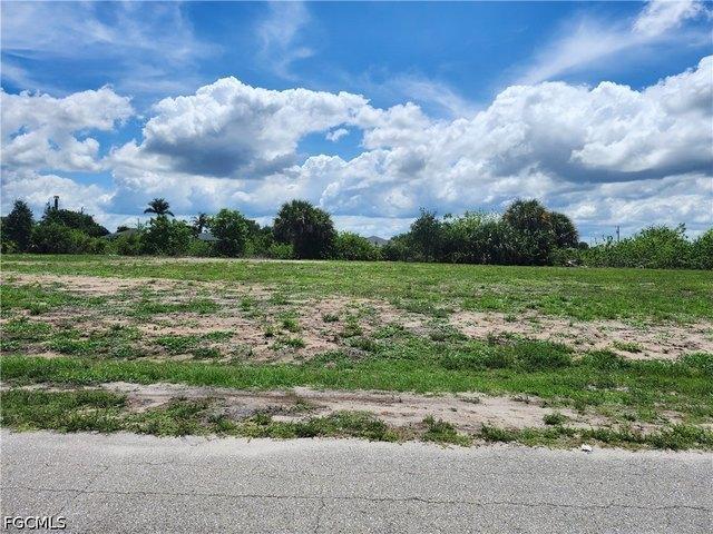 909 NW 12th Pl, Cape Coral, FL 33993
