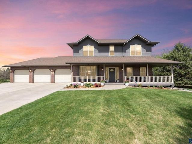 909 S Fawn Ct, Sioux Falls, SD 57110