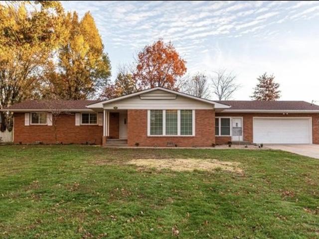 909 S Rosewood Dr, Monett, MO 65708
