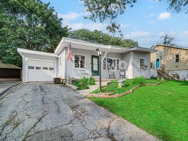 909 Pershing Dr, Wauconda, IL 60084