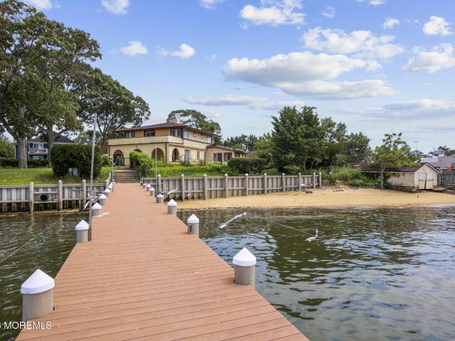 909 River Oaks Lane