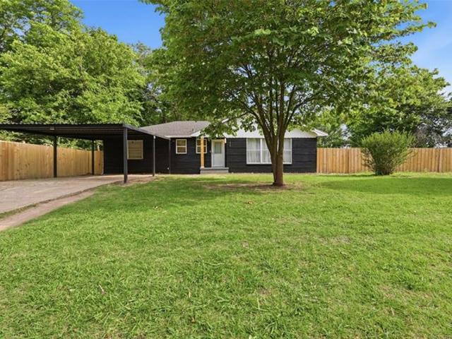 909 W 9th St, Ada, OK 74820