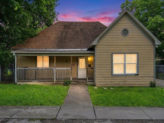 909 W 3rd St, Taylor, TX 76574
