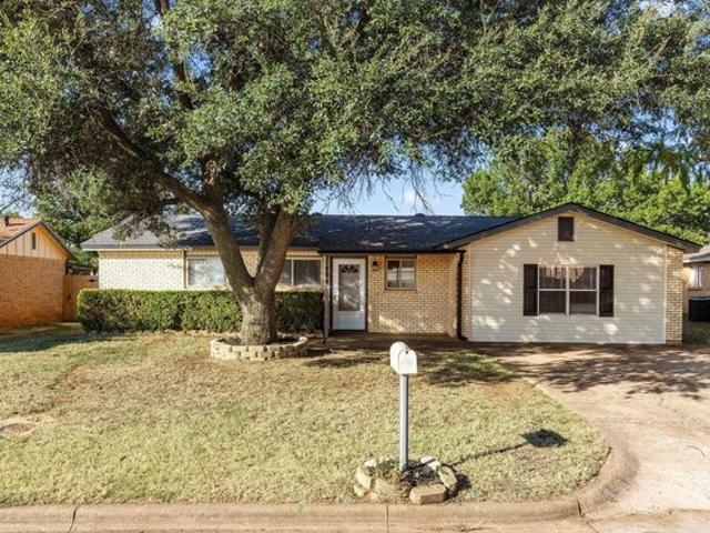 909 W Louisa Ave, Iowa Park, TX 76367