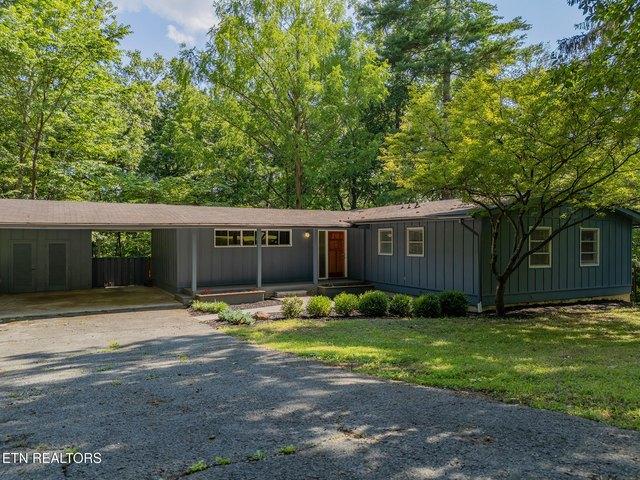 909 W Outer Dr, Oak Ridge, TN 37830
