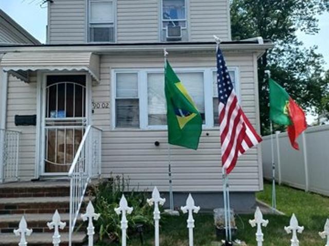 90 02 nd St, Hollis, NY 11423