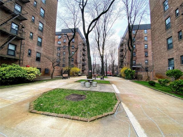 90 09 Northern Boulevard 303