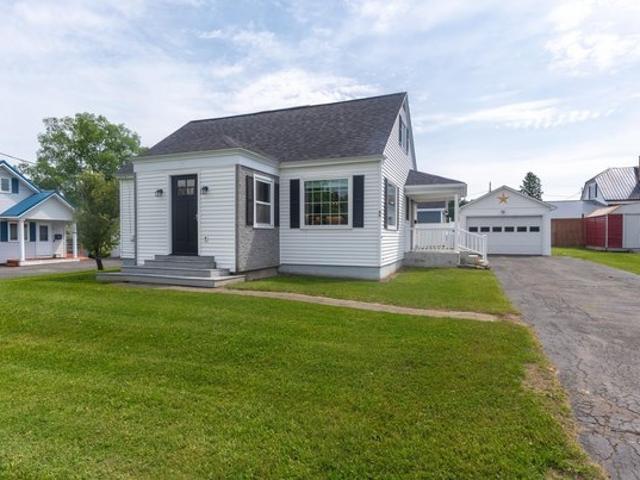 90 19th Ave, Madawaska, ME 04756