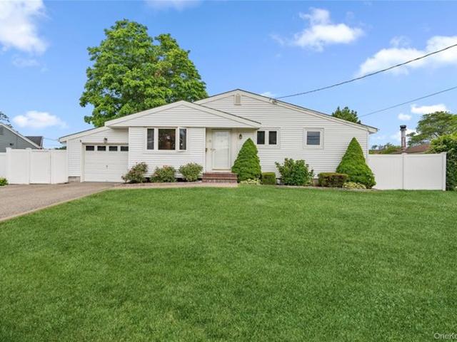 90 W 14th St, Deer Park, NY 11729