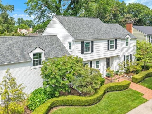 90 Colonial Rd, Grosse Pointe Shores, MI 48236