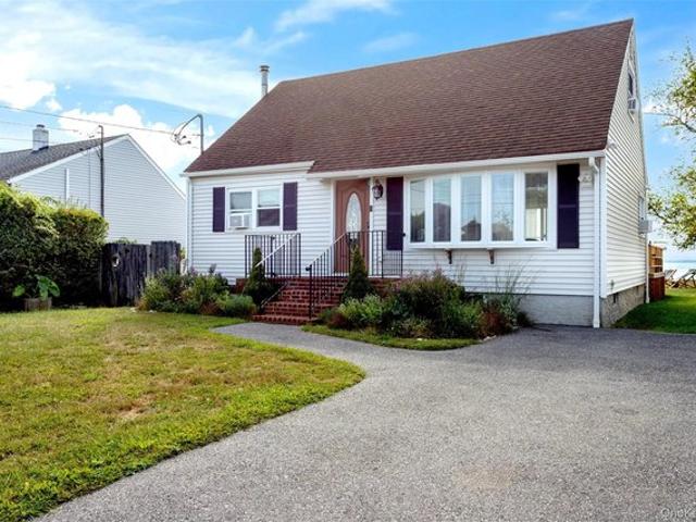 90 Grandview Dr, Shirley, NY 11967