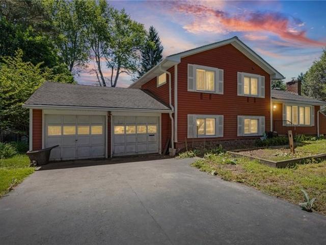 90 Hotchkiss Cir, Penfield, NY 14526