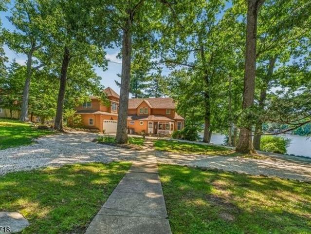 90 Ithanell Rd, Hopatcong, NJ 07843