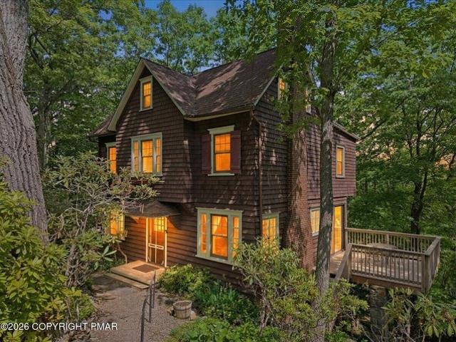 90 Oak Ln, Pocono Manor, PA 18349