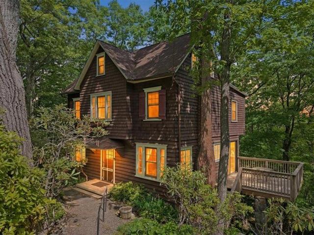 90 Oak Ln, Pocono Township, PA 18370