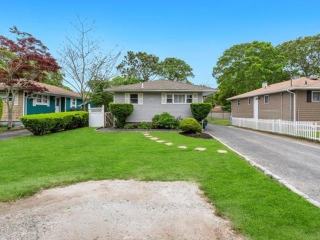 90 Pinewood Dr, Shirley, NY 11967