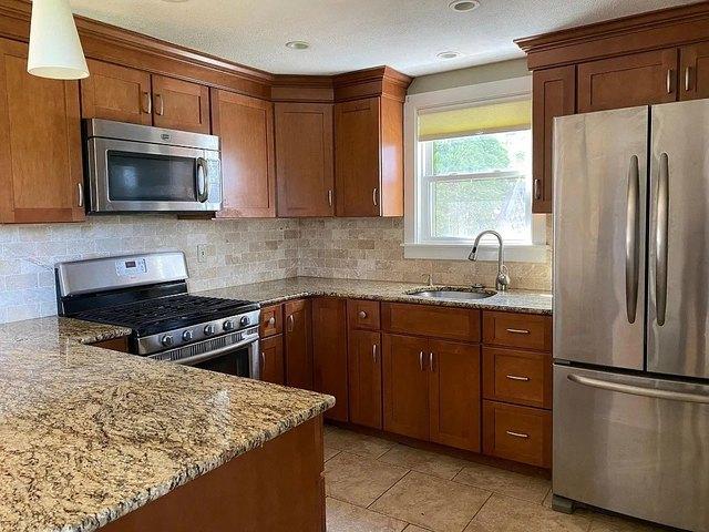 90 River Rd, Manchester, NH 03104