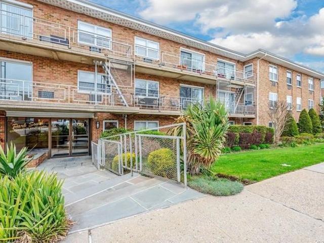 90 S Park Ave #C4, Rockville Centre, NY 11570