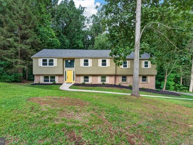 90 Schoolhouse Ln, Coatesville, PA 19320