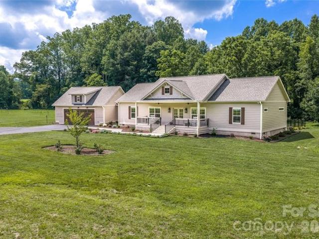90 Saddle Club Ln, Hendersonville, NC 28739