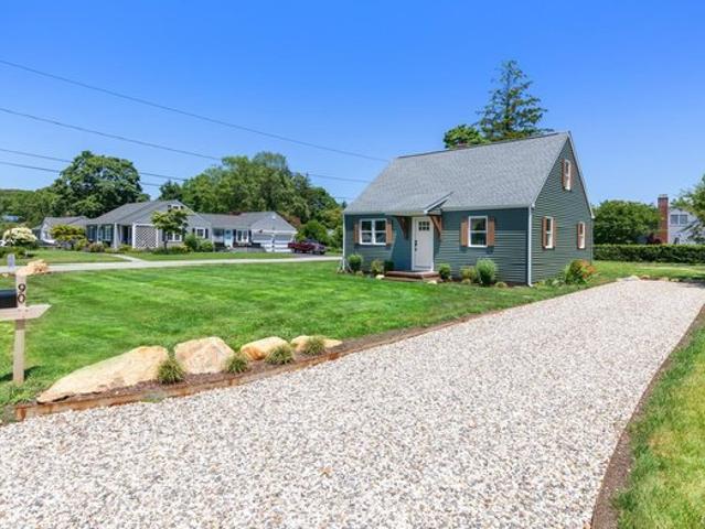 90 Sunrise Ave, Riverhead, NY 11901