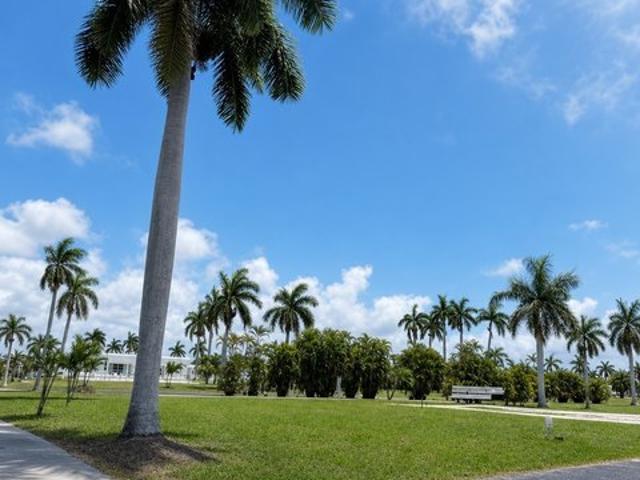90 Sycamore Ln, Fort Myers, FL 33908