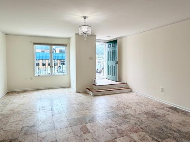 90A E Blackwell St # A