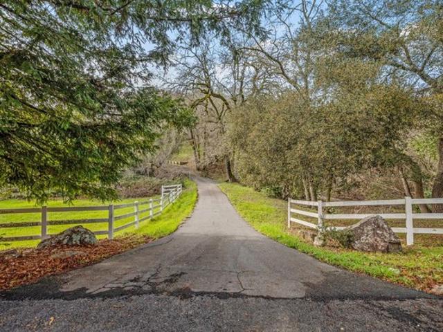 9105 Loch Haven Dr, Santa Rosa, CA 95404