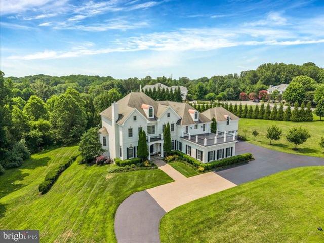 9107 Dara Ln, Great Falls, VA 22066